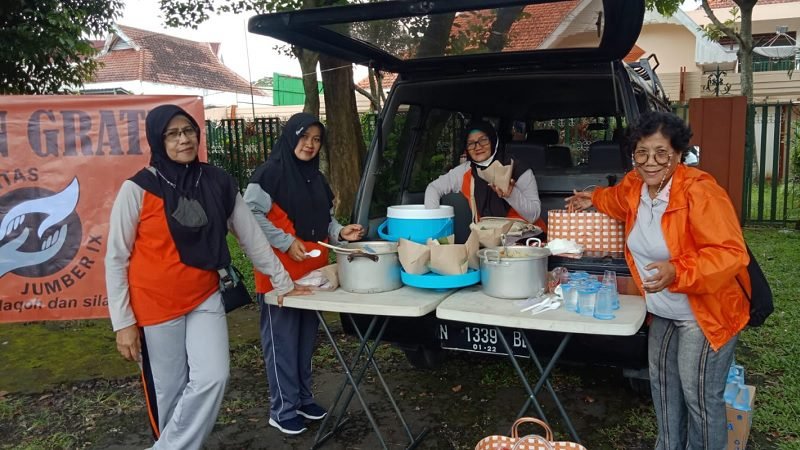 TANAMKAN SPIRIT BERSEDEKAH, KOMUNITAS JUMBER IX RUTIN BERBAGI MAKANAN ...