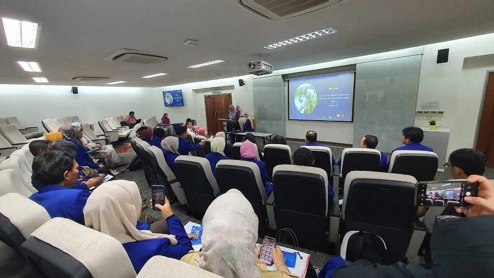 BENCHMARKING UNIVERSITI MALAYA, UPAYA FEB UM MENUJU WORLD CLASS ...