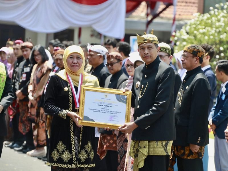 PEDULI HAM, PJ WALI KOTA MALANG TERIMA PENGHARGAAN DARI GUBERNUR KHOFIFAH - Siarindo Media