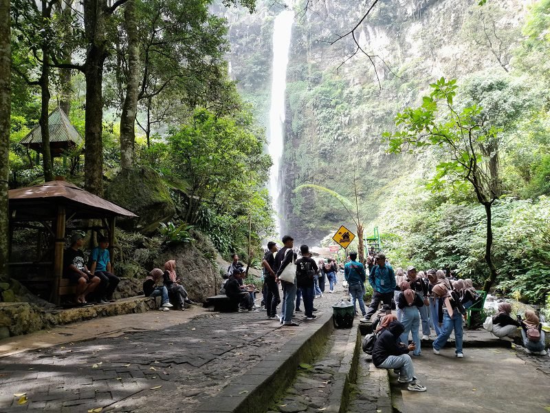 WISATAWAN OUTING CLASS NIKMATI KEINDAHAN AIR TERJUN COBAN RONDO PUJON ...