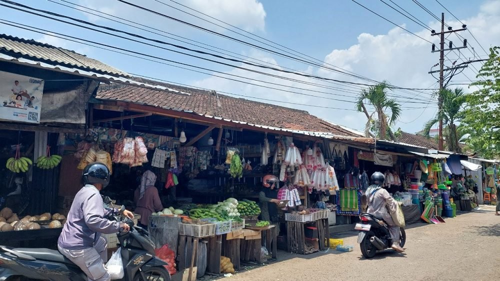 HARGA BAHAN POKOK MELONJAK PADA BULAN RAMADAN DI PASAR BLIMBING MALANG ...