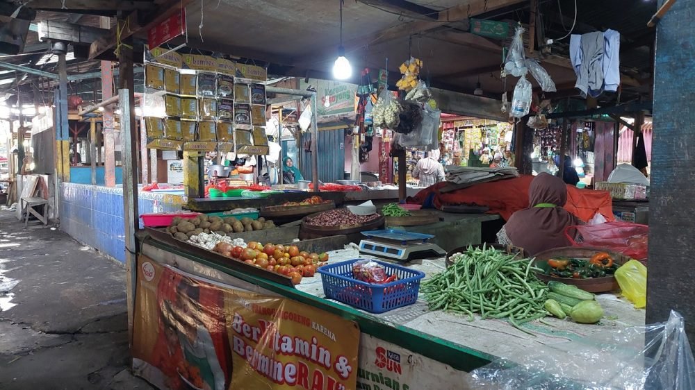 HARGA BAHAN POKOK MELONJAK PADA BULAN RAMADAN DI PASAR BLIMBING MALANG ...
