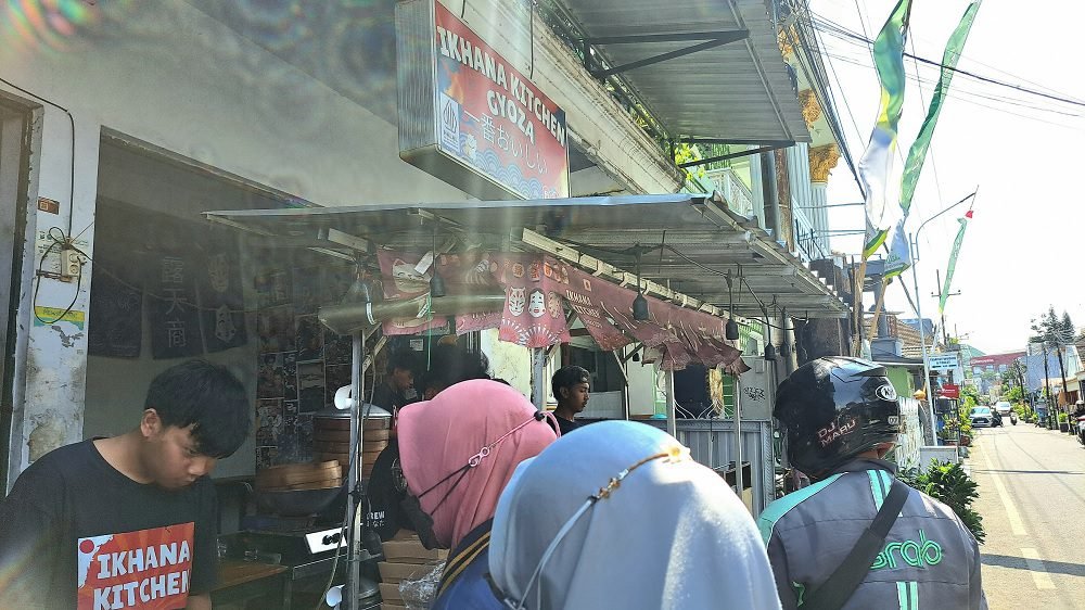 IKHANA KITCHEN, SPESIALIS GYOZA YANG SELALU RAMAI DI KOTA MALANG ...